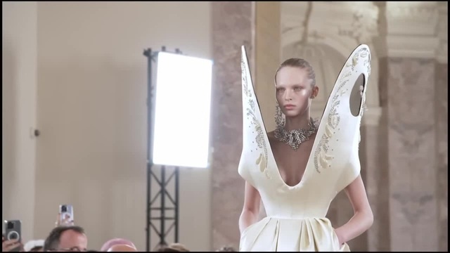 SCHIAPARELLI BY DANIEL ROSEBERRY HAUTE COUTURE SPRING SUMMER 2024 - Coub