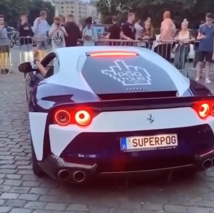 Ferrari 812 Superfast vs VW Golf GTI - Coub