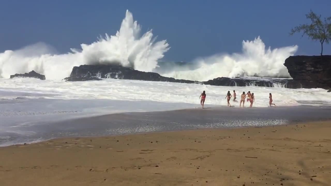Giant Wave Crash Lumaha'i Beach in Kauai, Hawaii - Coub
