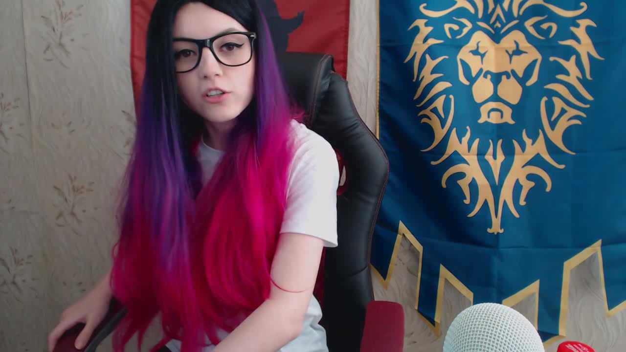 Olyashaa🔑Oyashaa уронила ключи🔑Засветила попу 😋 - Coub