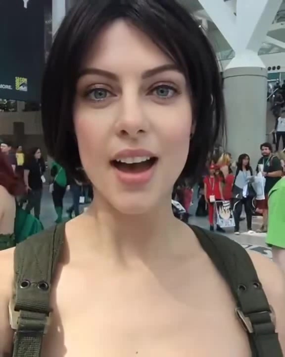 Julia Voth/"Jill Valentine" WonderCon 2016 - Coub