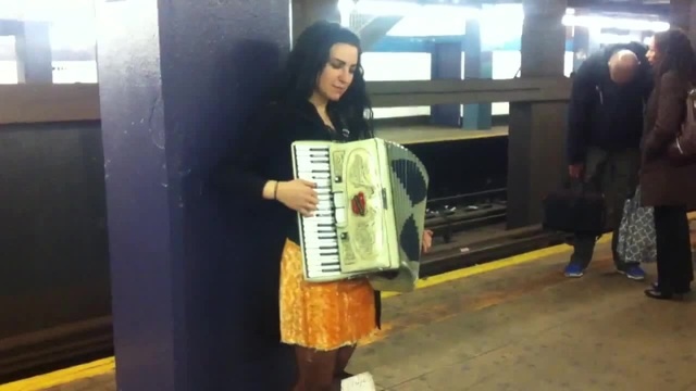 Beautiful accordion girl Melissa Elledge plays Amélie by request - Coub