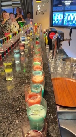 Напитки не смешивать! Rows of Colorful Drinks Expertly Mixed - Coub