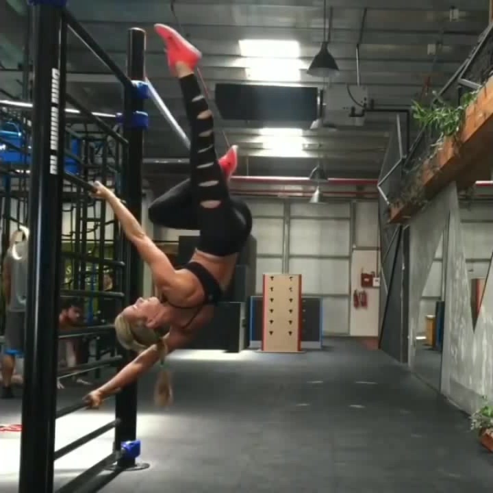 CALISTHENICS GIRLS-WE DON'T NEED ANY GYM - Coub