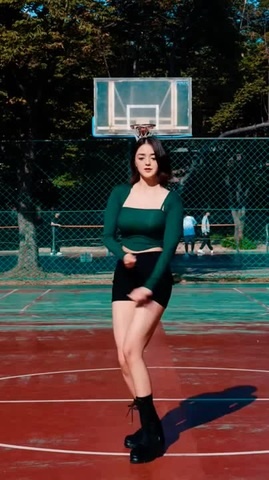 How Maisie Williams Became a Dance Challenge Star with Roop #dancechallenge #tiktok #baddie - Coub