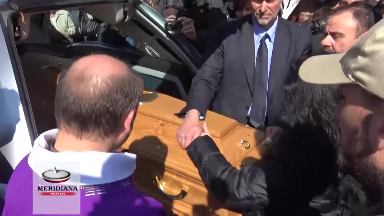 Funerali di Luca Varani, la fidanzata: "Sarai sempre dentro di me" - Coub