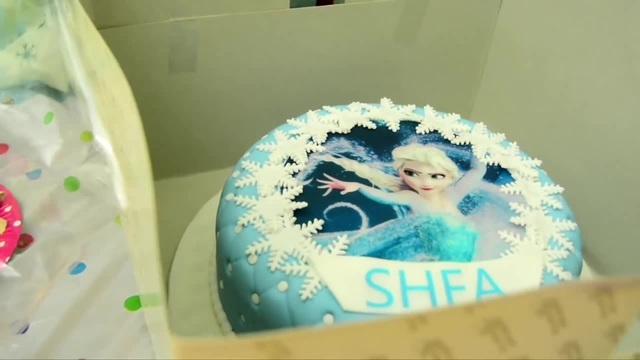 frozen cake birthday يوم ميلاد شفا 5 سنوات +أجمل كيكة فروزن مفأجاة صورها وهي صغيرة 😍 - Coub ...