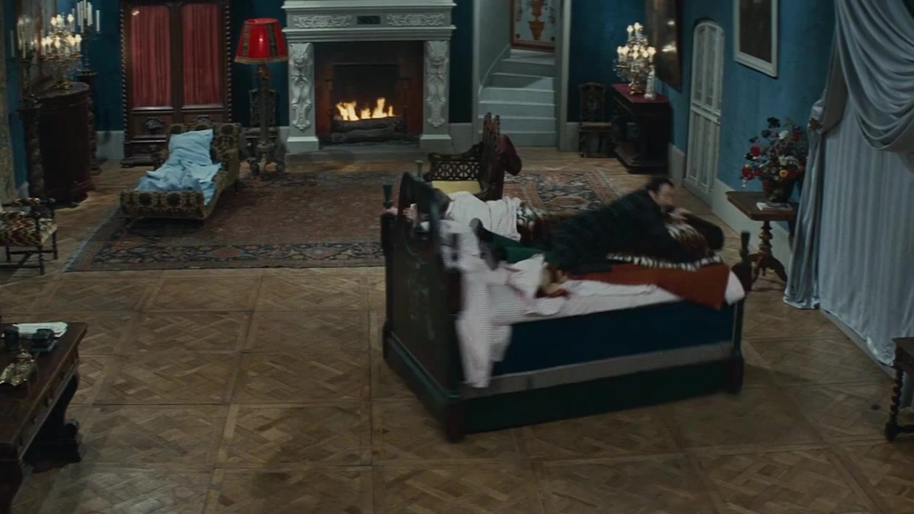 Fantomas contre Scotland Yard - Le lit - Coub