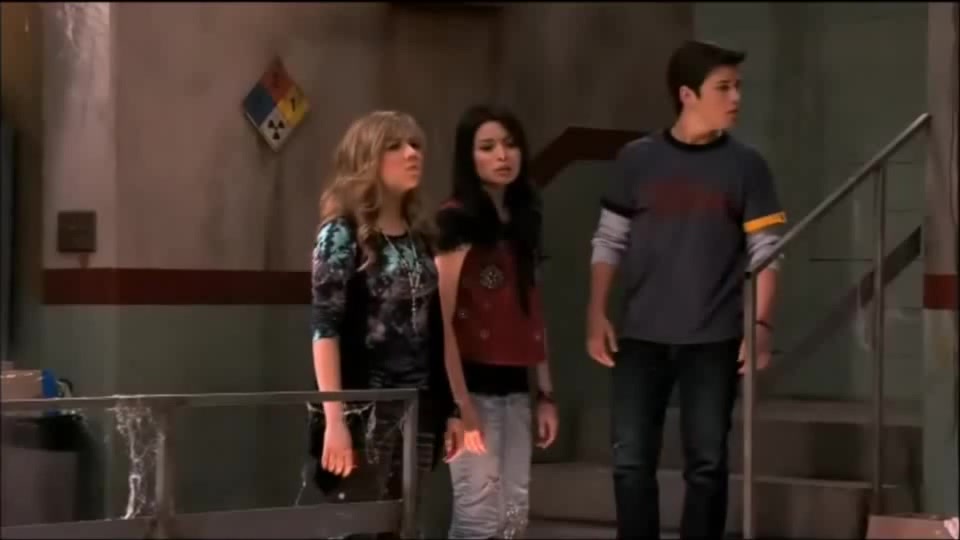 Gibby (iCarly) falls from the ceiling - Coub