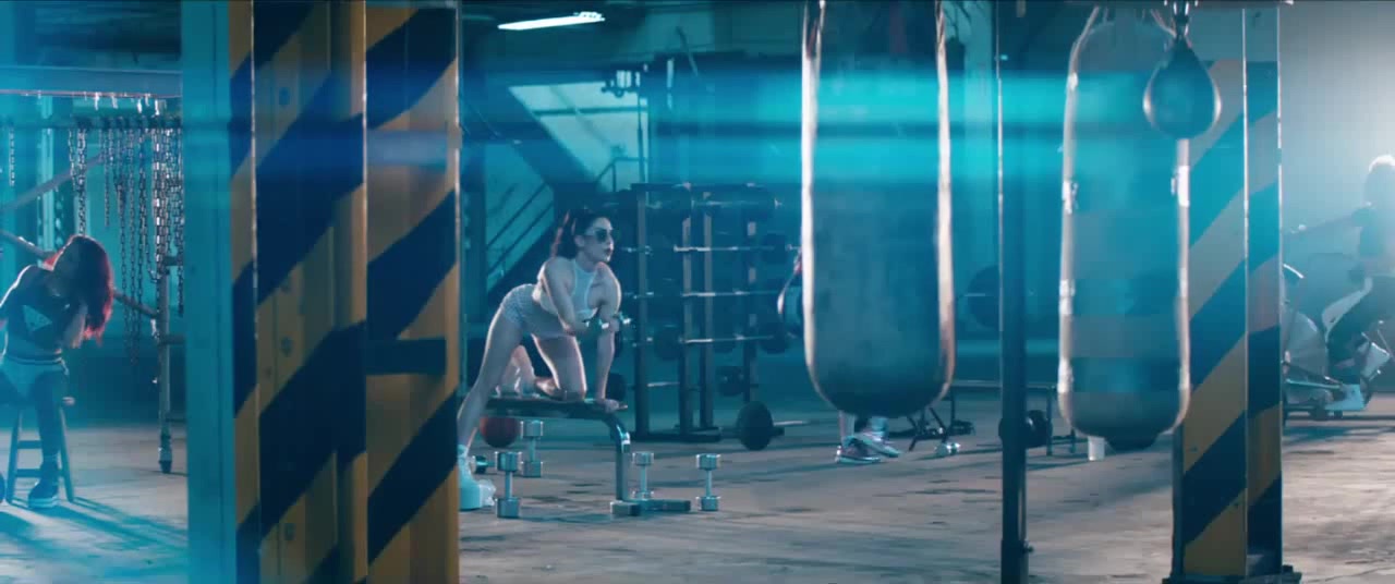 “This is for anyone who hasn't seen the #SideToSideMusicVideo yet RT to save a life” - Coub