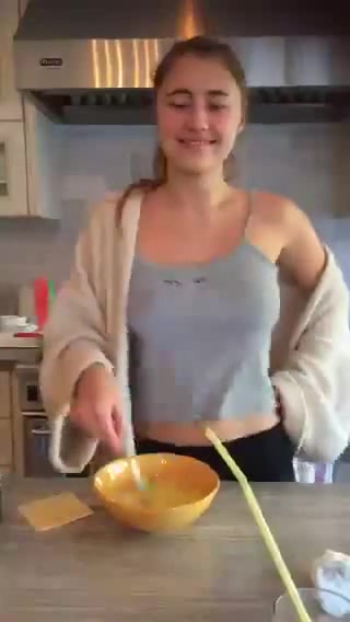 Lia Marie Johnson scrambling some eggs - Coub