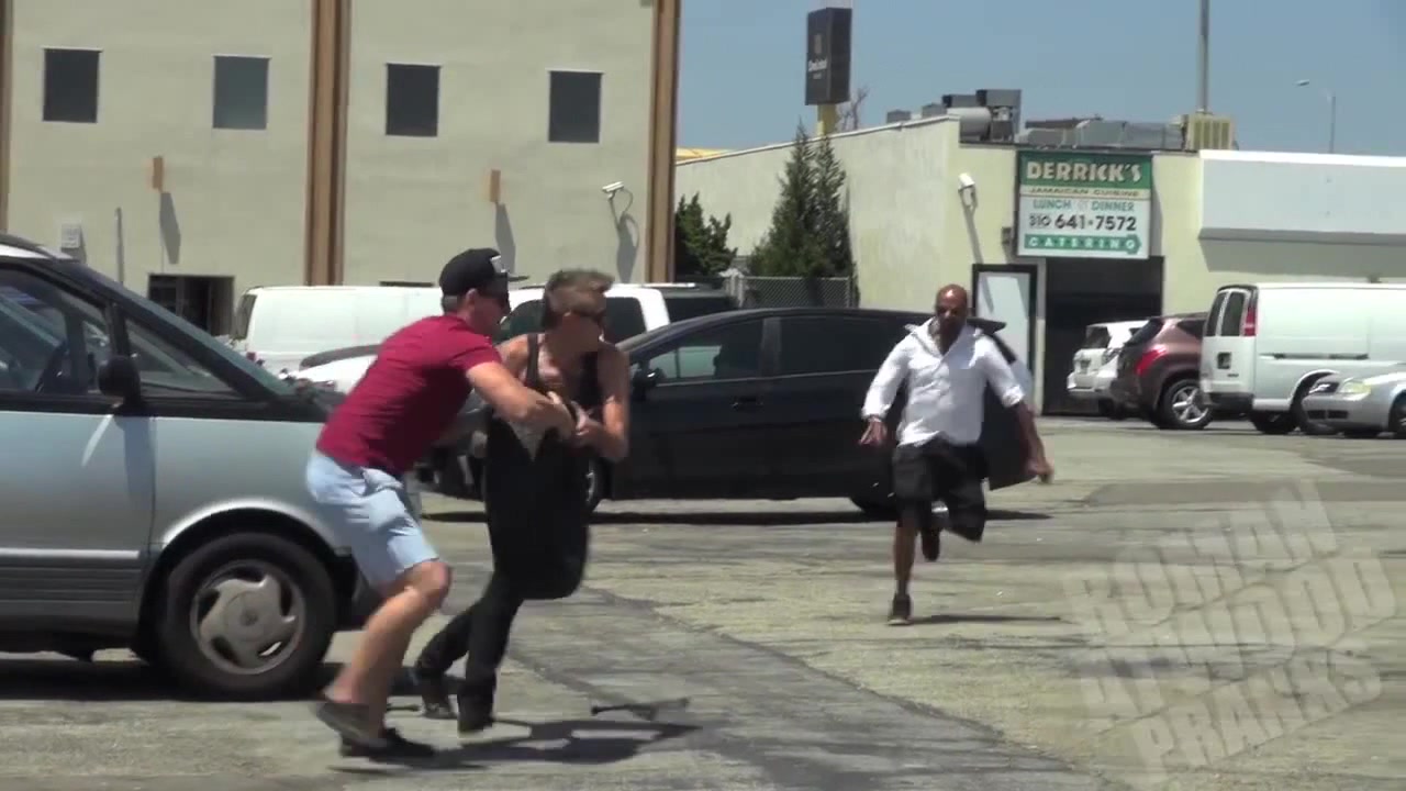 Хватай колесо и беги!! XD Stealing Car Tires Prank!! - Coub - The ...