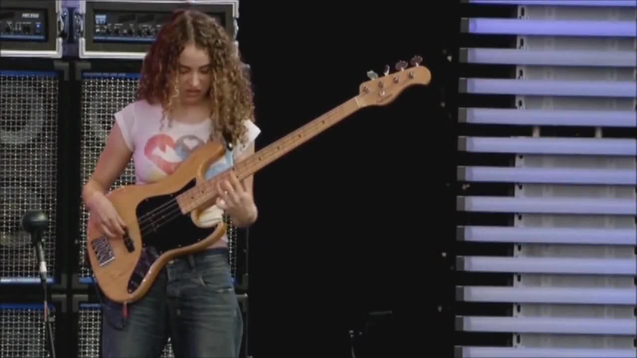 Tal Wilkenfeld - Solo Bass (HD) - Coub