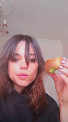 Jenna Ortega going crazy with kiwi🥝 - Coub