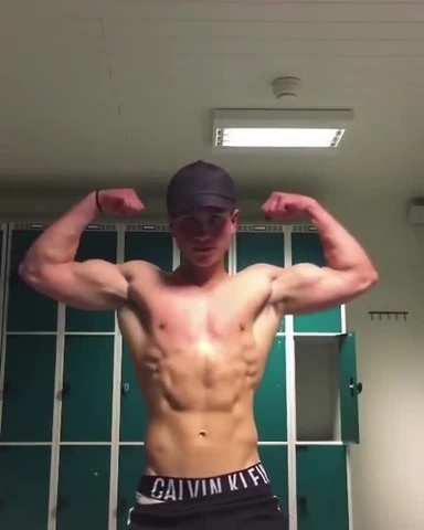 15 years old bodybuilder flexing big biceps and massive chest - Coub