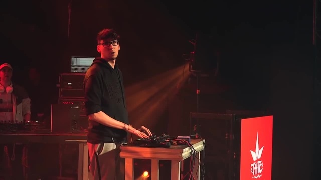 NME vs BREZ | Grand Beatbox Battle 2019 | LOOPSTATION 1/4 Final - Coub