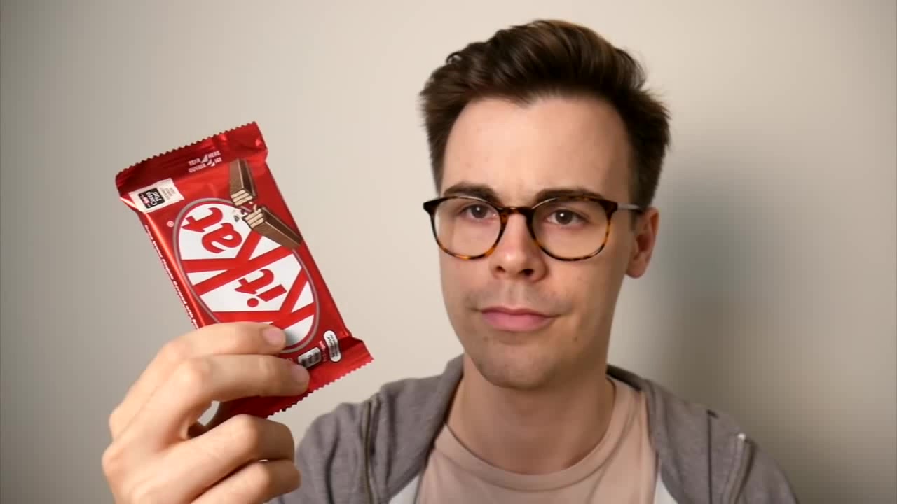 Eating a Kit Kat in an even more wrong way - Coub