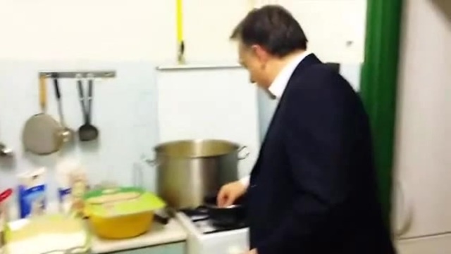 Orbán Viktor rájár a szegény gyerekek pörköltalapjára - Coub